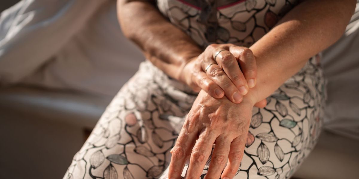 Waking With Numb Hands Causes Symptoms Risks And Prevention Guide ...