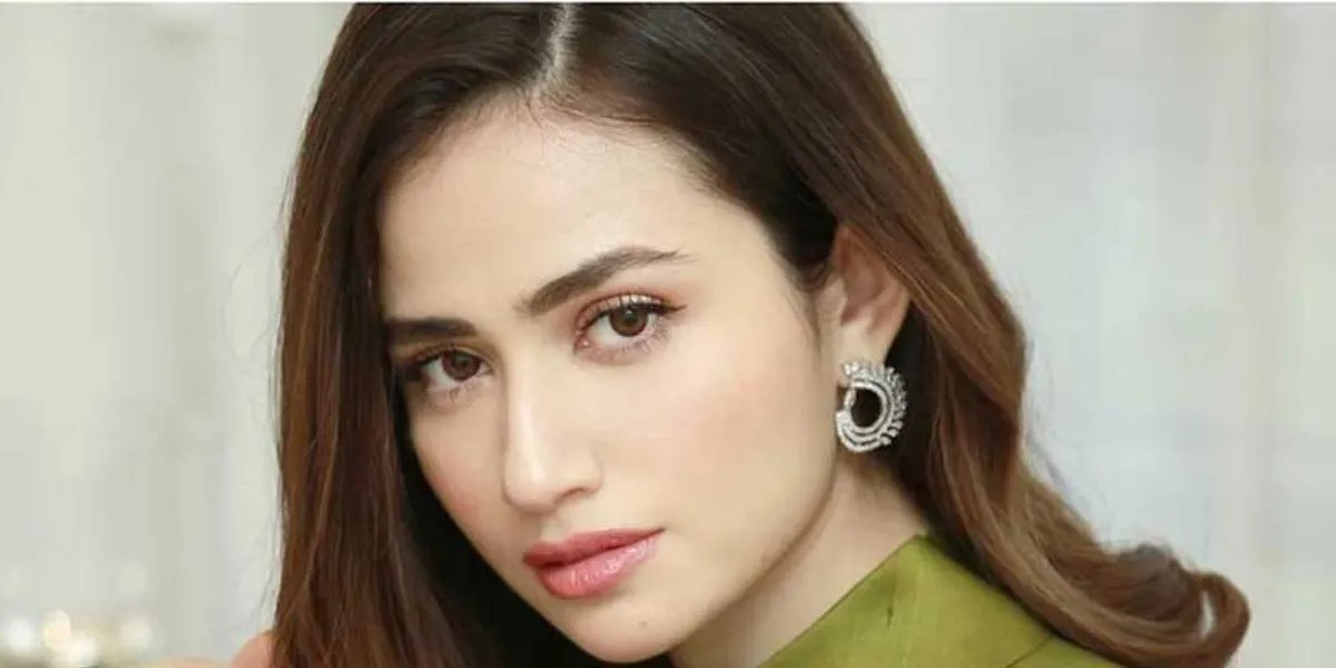 Sana Javed Warns Fans of Fake Facebook Page Impersonating her Identity ...