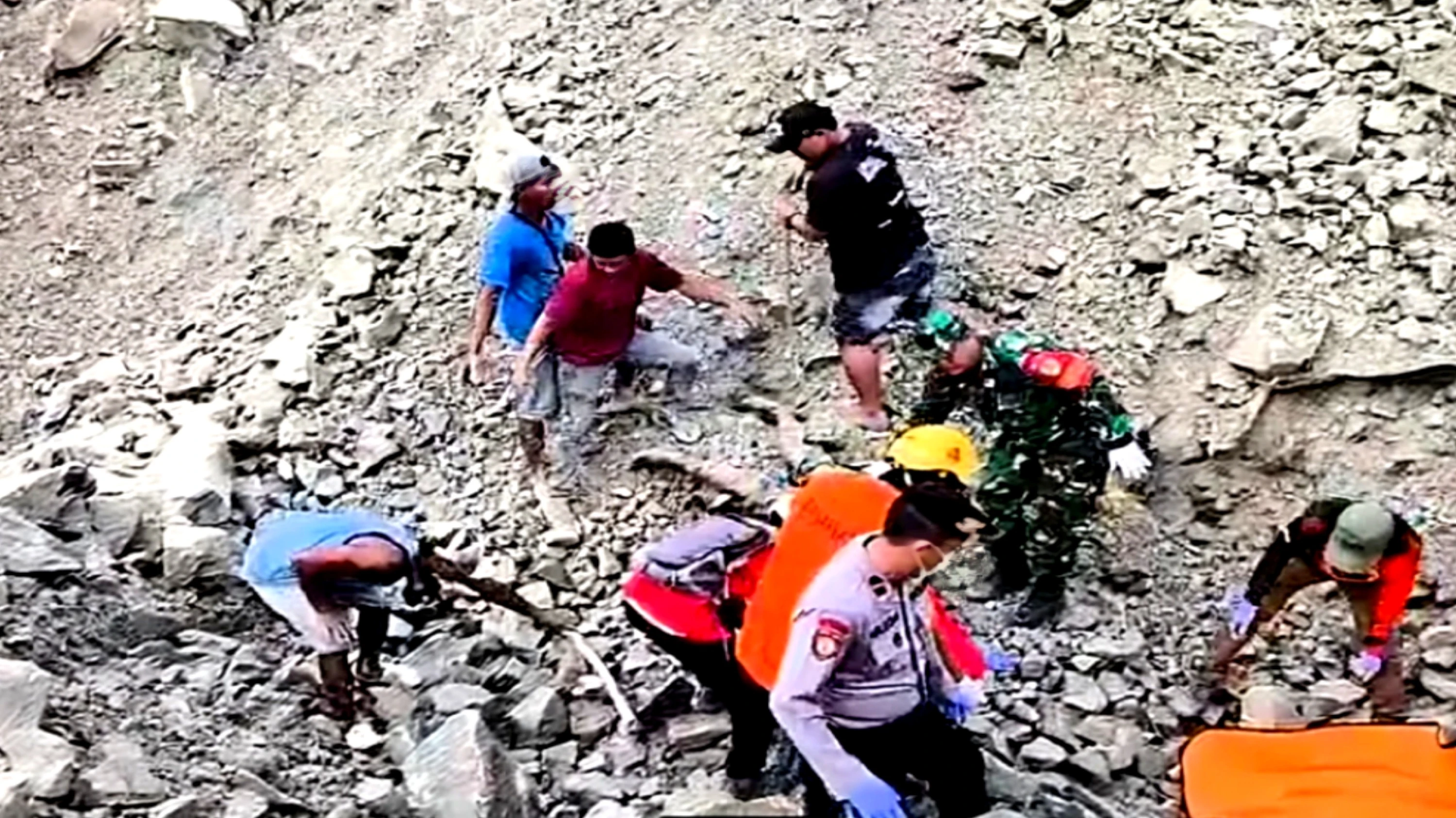 At Least 17 Dead in West Java Quarry Collapse, Search for Missing Continues | Human Online