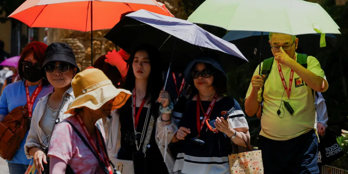 China’s Chongqing Battles Intense Heatwave, Residents Seek Creative ...